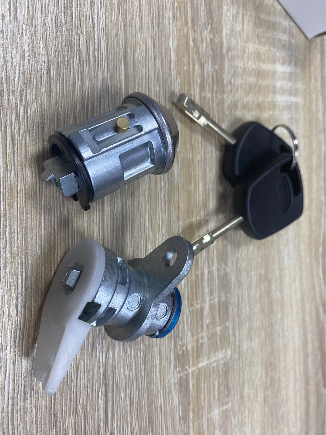 New Right Driver Ignition Barrel Door Lock w/ Keys For FORD FALCON AU ...