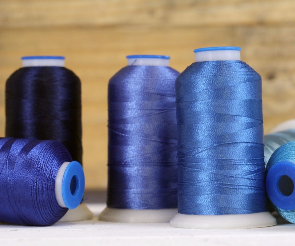 RAYON MACHINE EMBROIDERY THREAD SET 40 JEWEL COLORS - 1000M CONES ...