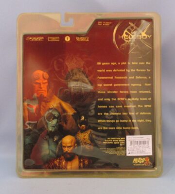 MEZCO (ACTION FIGURE) HELLBOY (closed mouth / Brown coat / includes ...