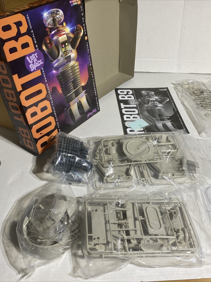 Moebius Lost In Space Robot B9 1:6 SCALE Model kit 939 Open Box Sealed ...