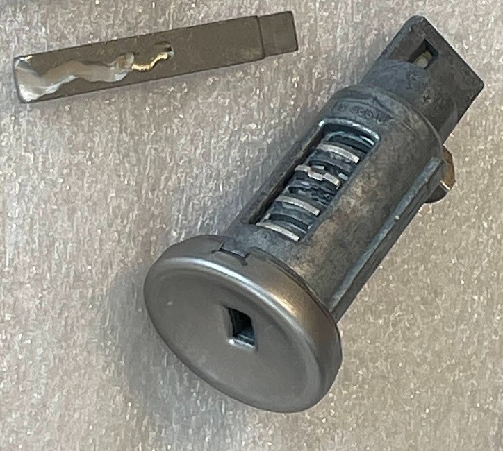 GM ignition lock cylinder and matching flip key blade. Fully assembled ...