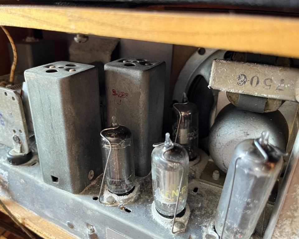 Vintage 1940's Mighty Monarch Of The Air 7P420 4705 Tube Radio AC-DC ...