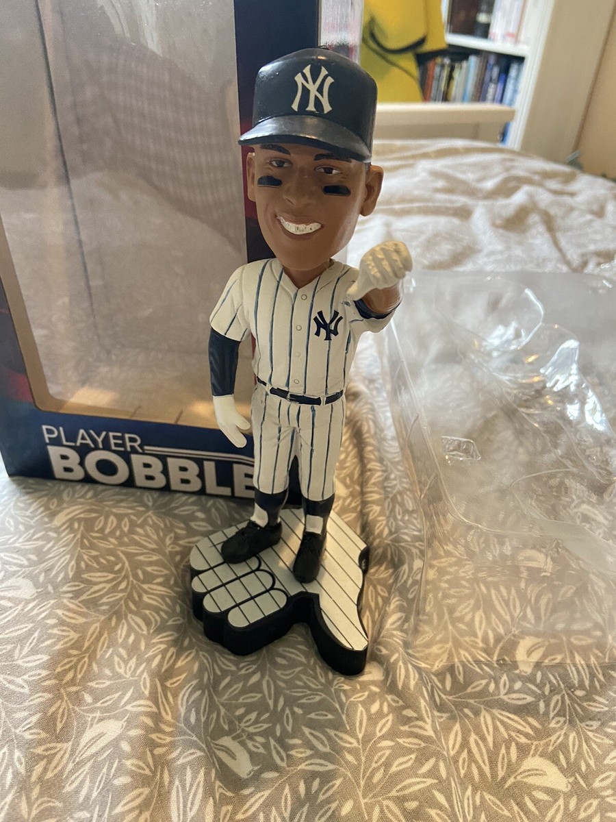 Yankees Thumbs Down New York Yankees Give Manager Aaron Boone Two Year