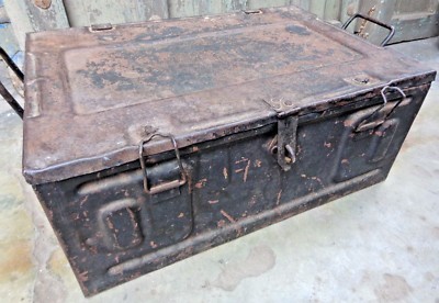 1943 Militarily & army Metal trunk box used Weapon ammunition cartridge ...