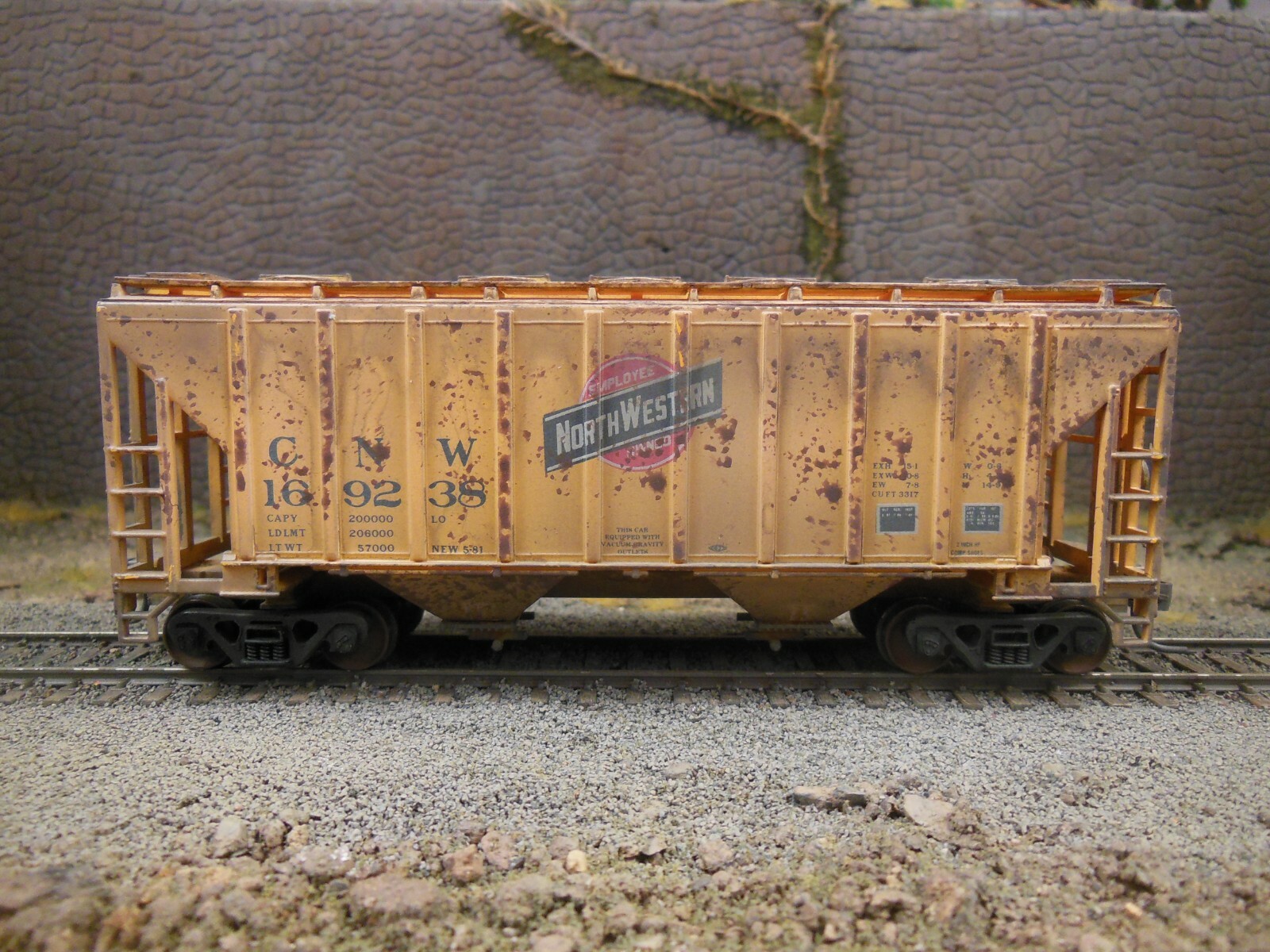 HO SCALE CUSTOM WEATHERED CNW 169238 CHICAGO NORTH WESTERN COVERED ...
