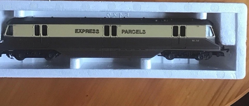 LIMA 00 Gauge 205143 MWG GWR Parcels Railmotor. Choc./cream. Unused ...