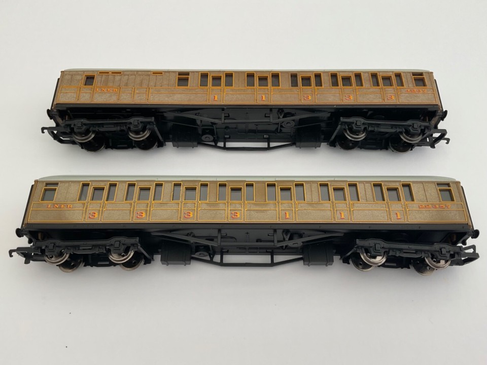 Hornby Flying Scotsman / Mallard Gresley Teak Coaches # 4237 # 22357 ...