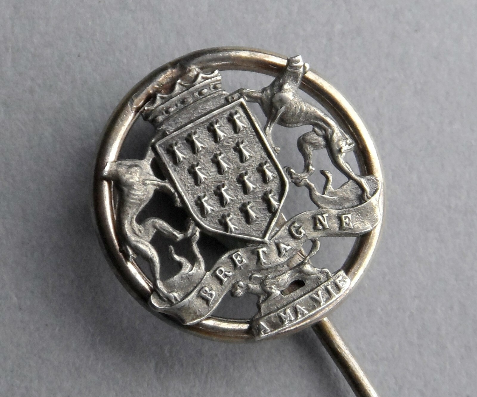 Insigne, épingle pour cravate en argent. Bretagne "Atao Feal" Blason ...