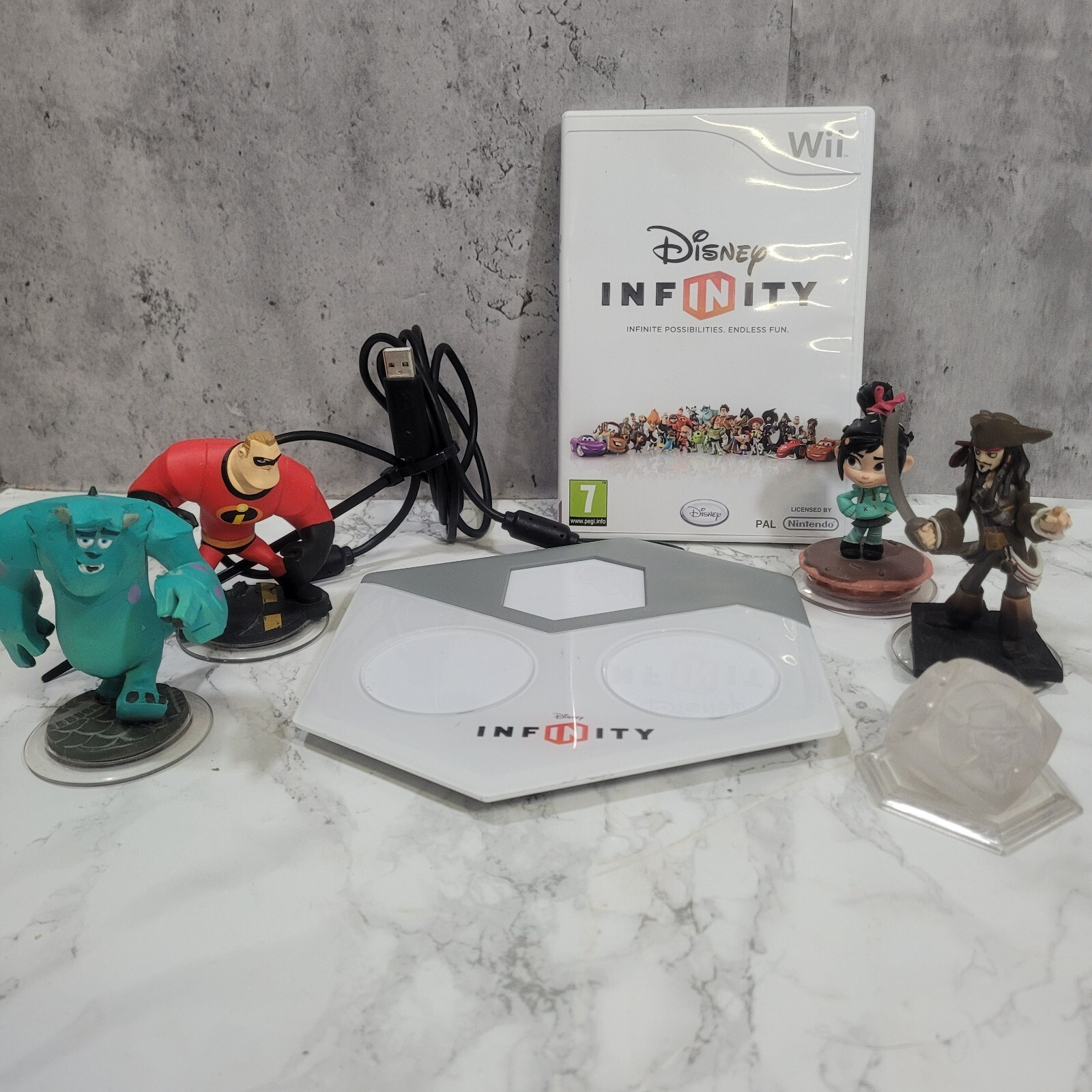 Disney Infinity Nintendo Wii Game bundle, Game, figures, Portal base ...