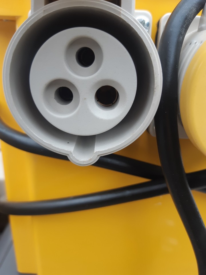 PORTABLE STEP DOWN POWER TRANSFORMER 230V TO 110V 3.3kva (2 SOCKETS ...