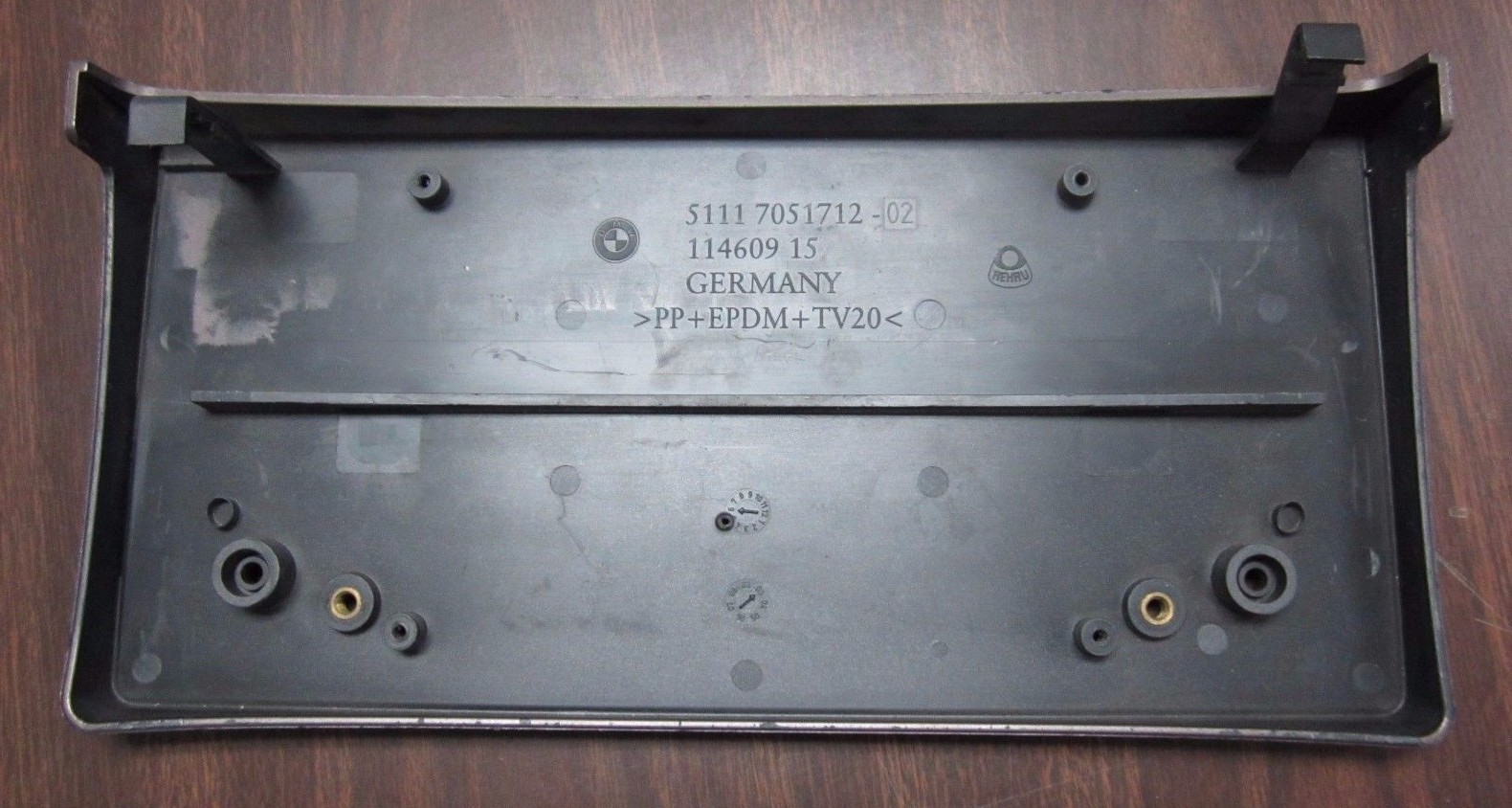 2004-2010 BMW E60 E61 FRONT BUMPER LICENSE PLATE CARRIER TRIM OEM ...