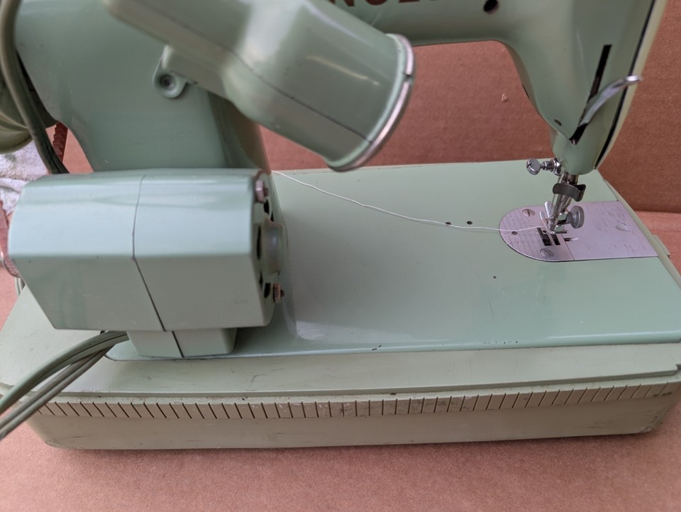SINGER Model 185J Sewing Machine w/case Seafoam Mint Green *FREE SHIP ...