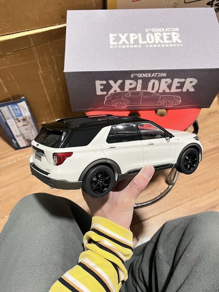 1:18 Scale 2020~2024 Ford Explorer Oxford White With Black Roof Diecast ...