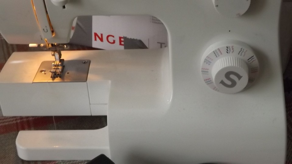 PRE-OWNED PORTABLE SINGER SEWING MACHINE | eBay UK