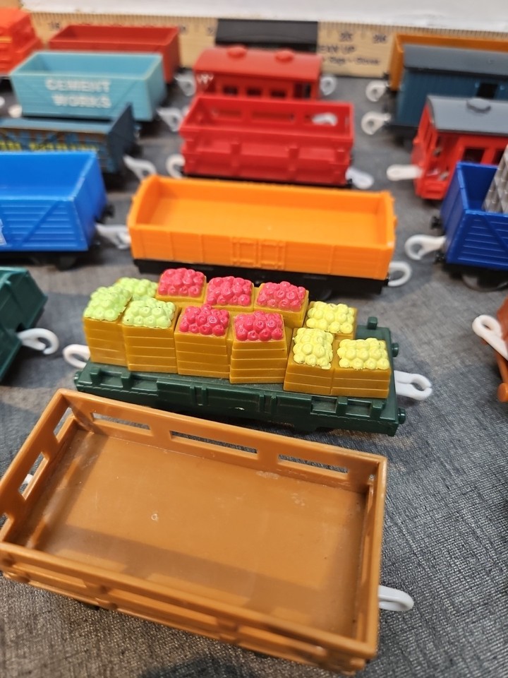 LOT (30) Thomas & Friends Trackmaster Cargo, Freight, Cars & 3 Engines ...