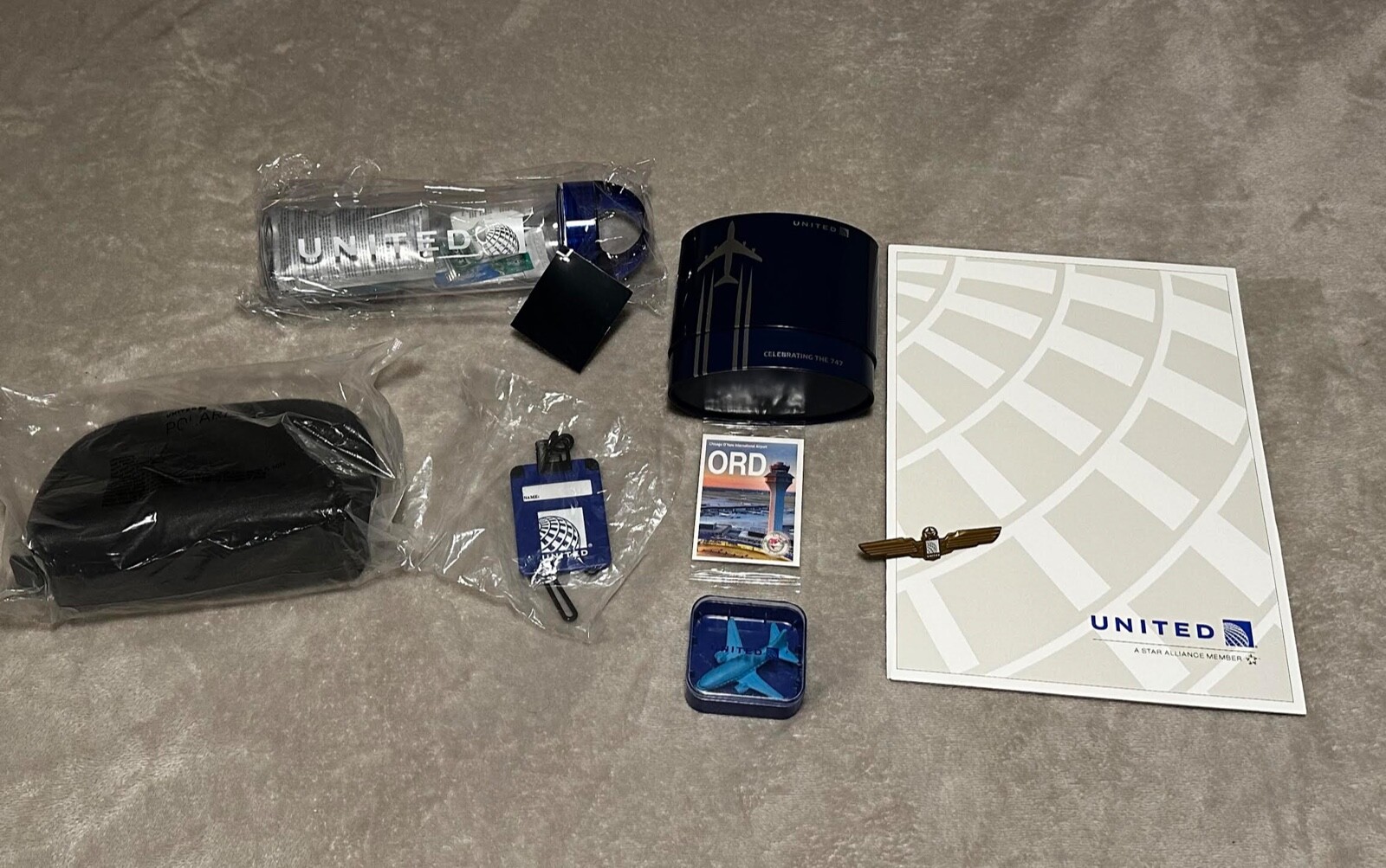 United Airlines lot Amenity Kit Polaris limited edition luggage tag ...