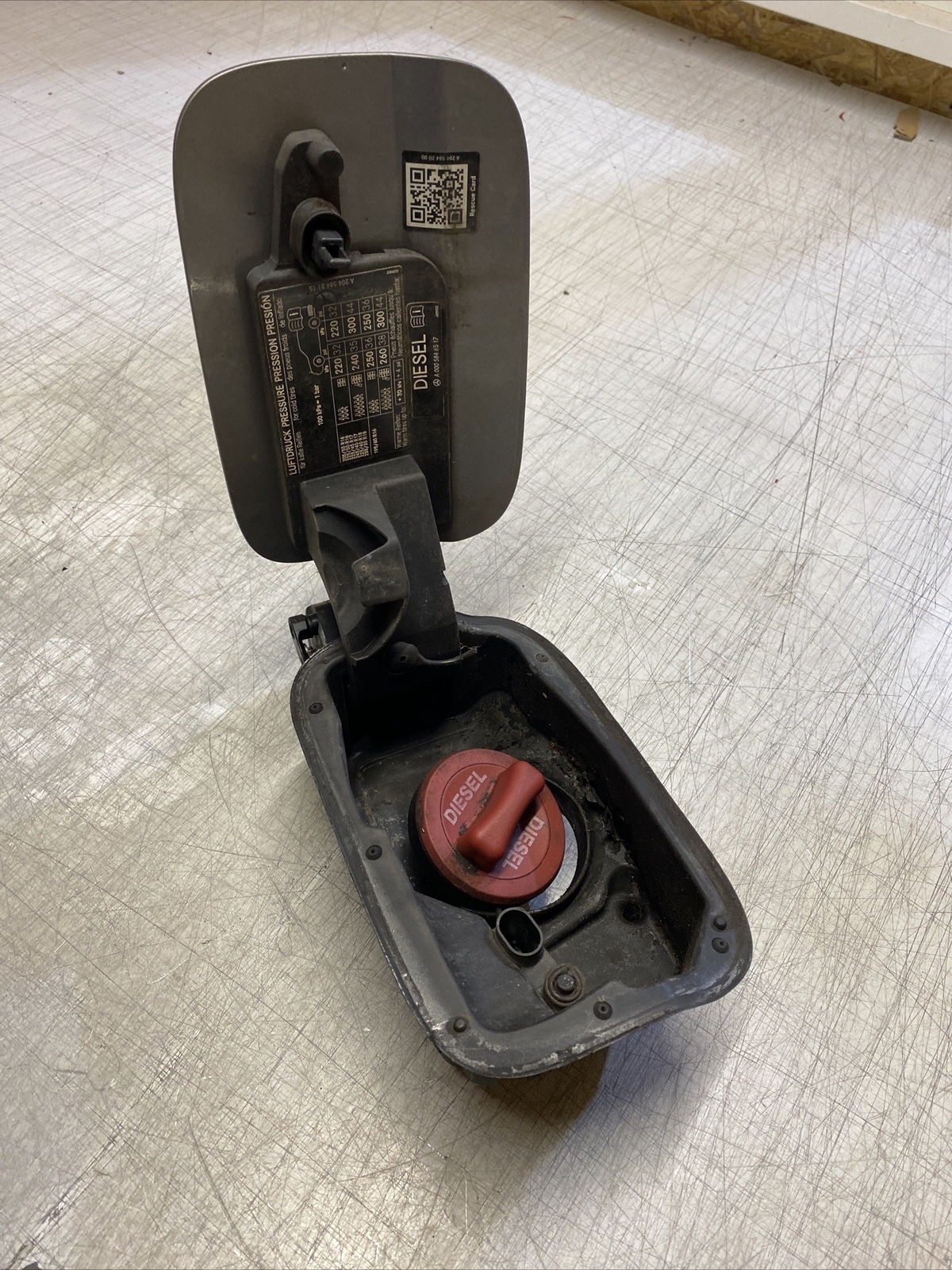 Tankklappe Schwarz A2047500103 Mercedes C Klasse W204 | eBay