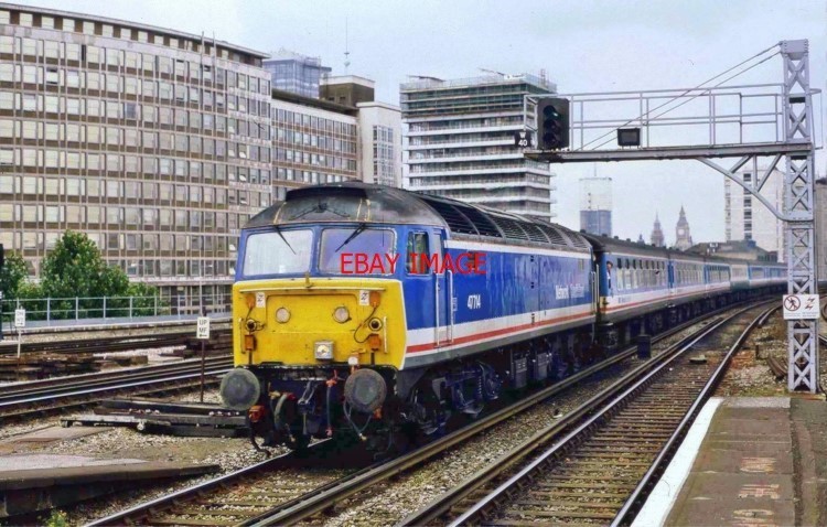 PHOTO CLASS 47 LOCO NO 47714 AT VAUXHALL RAILWAY STATION. DOWN EXETER ...