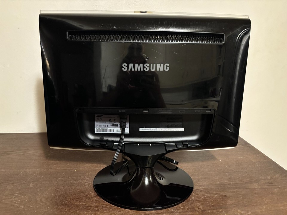 2008 Samsung T220 LCD Computer Monitor 720p 22" Tilting WORKS ...