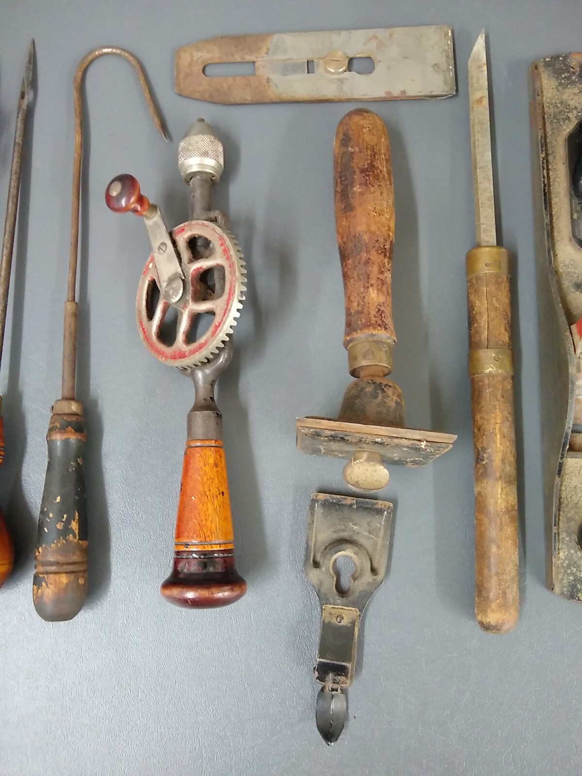 Lot TOOLS CARPENTER WOODWORKING Scraper Brace Bit Plumb Bob Wood Plane ...