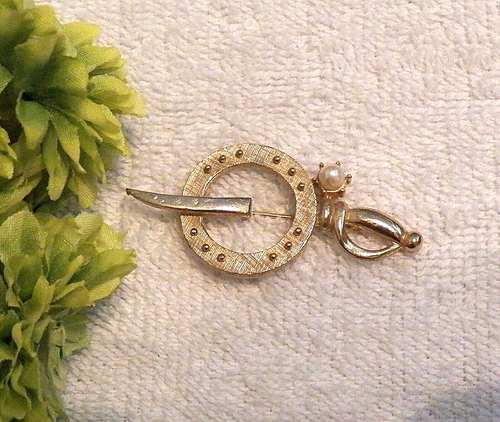 VINTAGE REPRO PIN BROOCH ARTISTIC SWORD THROUGH CIRCULAR DESIGN FAUX ...