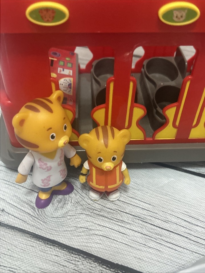 Daniel Tiger's Neighborhood Deluxe Electronic Trolley Figures Sound ...