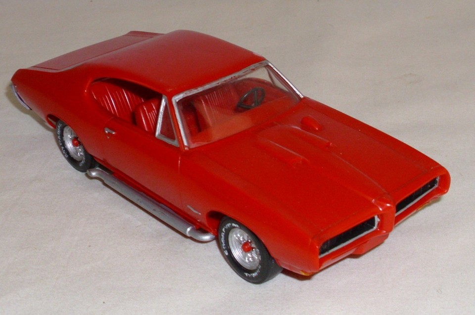 MONOGRAM 1968 PONTIAC GTO CAR SNAP MODEL KIT BUILT UP 1:32 IN RED | eBay