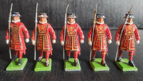 BRITAINS TOY SOLDIERS YEOMAN WARDERS/ BEEFEATERS LOT OF 5 W/PIKES ...