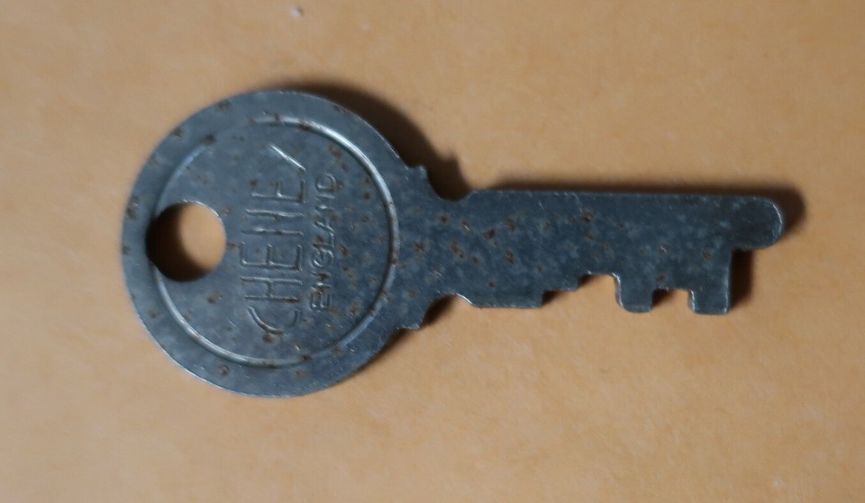 #32 Cheney England 32 Suitcase Luggage Trunk Key International Travel ...