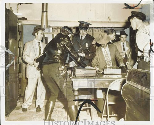 1956 Press Photo Ted Bates and police bundle up election records of ...