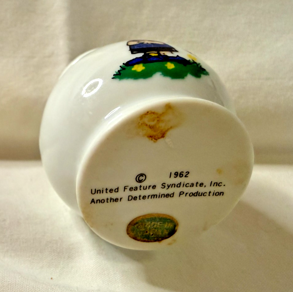 RARE 1962 Peanuts / Determined: Miniature Ceramic White Vase /Linus 2 ...