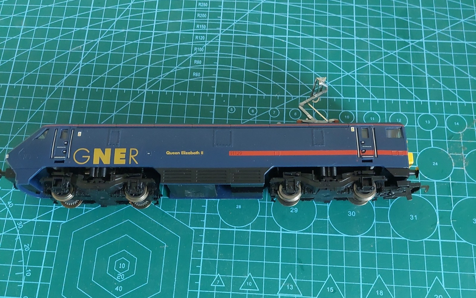 Hornby R2427 G.N.E.R. 225 "Queen Elizabeth" Mallard Train Pack | eBay UK