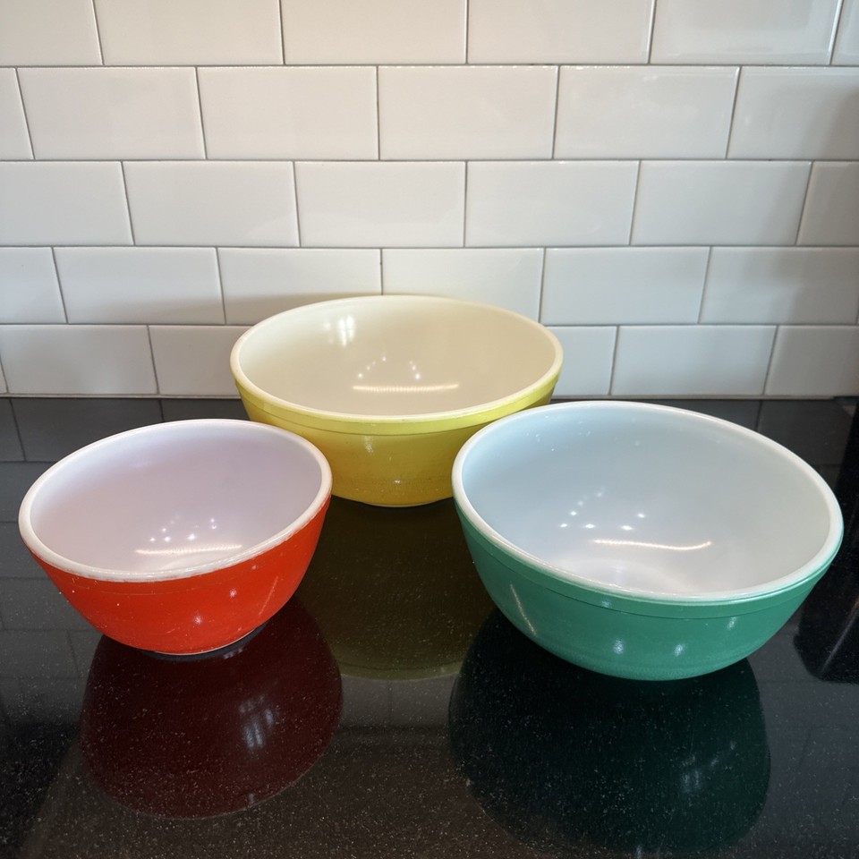 Pyrex Primary Colors Nesting Mixing Bowls Set of 3 Red Green Yellow 2 ...