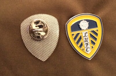 1 LEEDS UTD PIN BADGE BUY 2 WE SEND THREE. | eBay