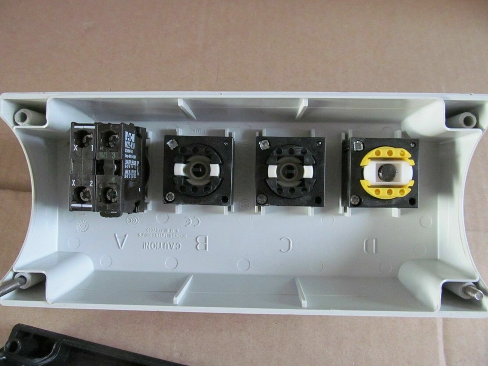 Siemens 3SB38 Command Position Gehäuse 4.Fach , NOT-AUS , 2 x Taster ...