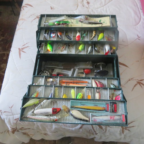 FISHING CLEAN METAL TACKLE BOX WITH VINTAGE REELS LURES AND TACKLE | eBay