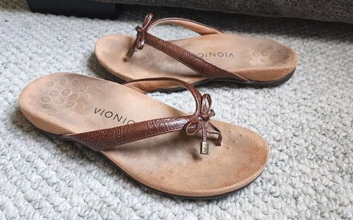 Vionic Women's Size 8 Rest Bella Floral Embossed Flip Flop Sandal Tan ...