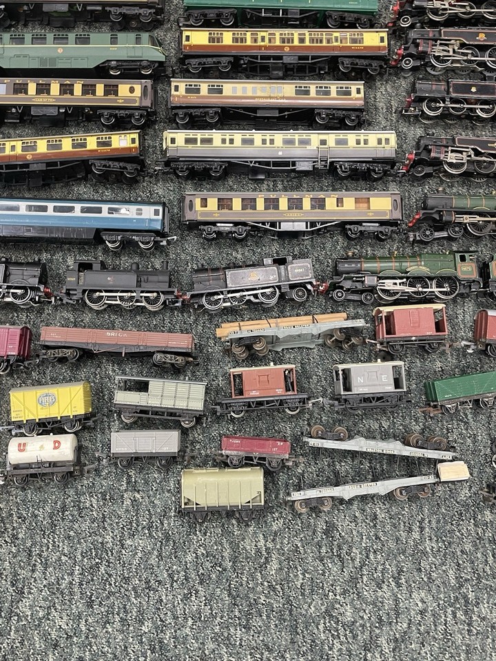 Mixed Loose 00 Gauge Model Trains Joblot | eBay UK
