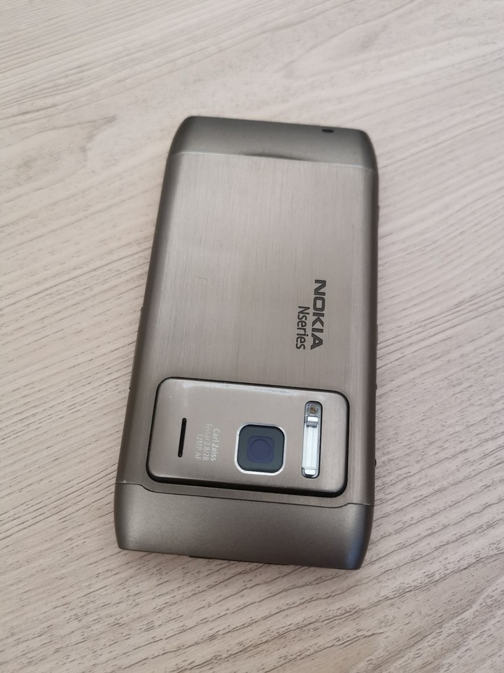 Nokia N8 3.5" Touch Screen Mobile Phone - 12MP Camera, 16GB ROM, 3G ...