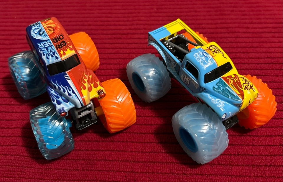 MONSTER JAM FIRE & ICE SPLIT 2 PK GRAVE DIGGER VS WHIPLASH-STUNNING ...
