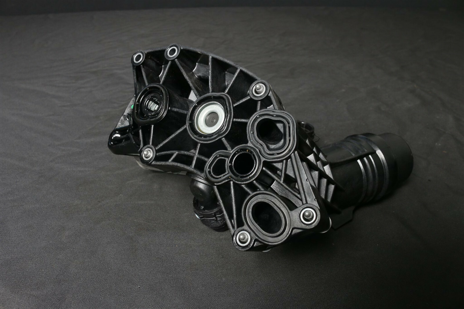 8583895 BMW 5 Series G30 X5 G05 30dX Oil Filter Housing Heat Exchanger ...