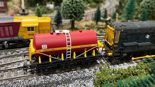 Hornby R6454 OO Gauge 6 Wheel Tank Wagon KDW 2952 in Satlink Western ...