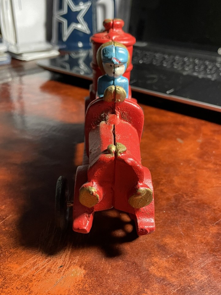 VINTAGE Heavy Cast Iron 7" Red Firetruck Engine Pumper & Fireman Moving ...