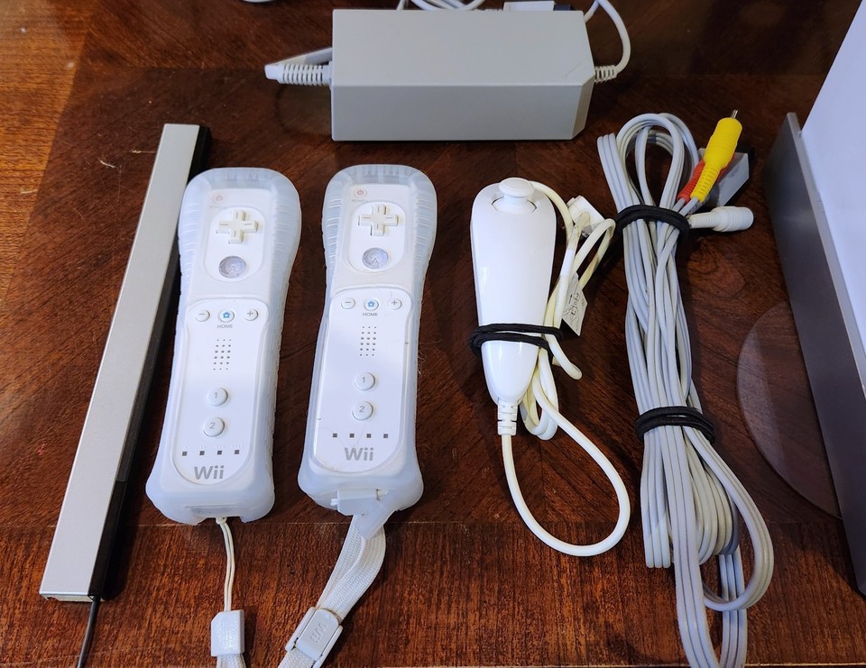 Nintendo Wii RVL-001 Console Bundle White GameCube Compatible 2 Remotes ...