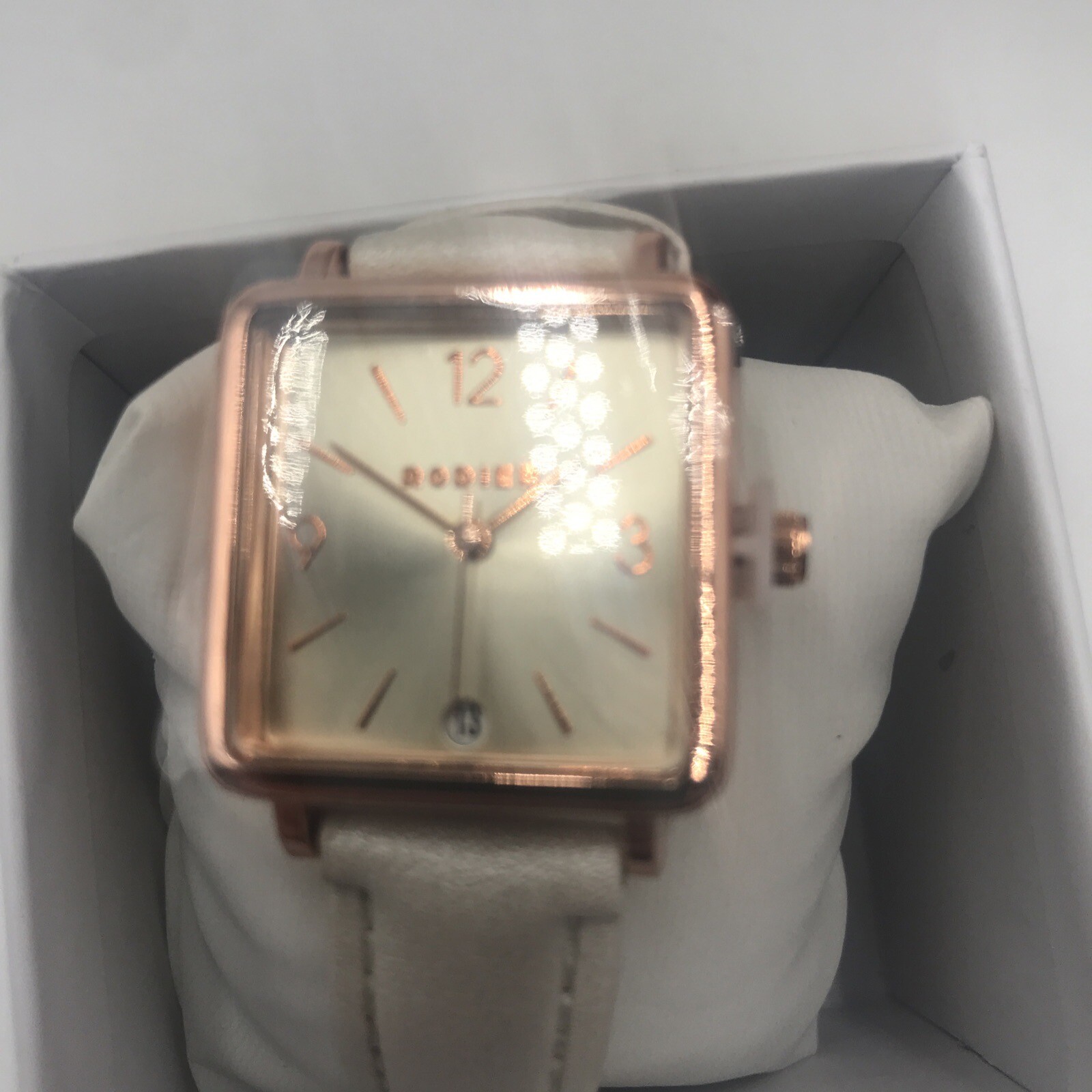 Élégante Montre Femme Rodier Cuivrée Avec Bracelet Blanc Moderne Et ...