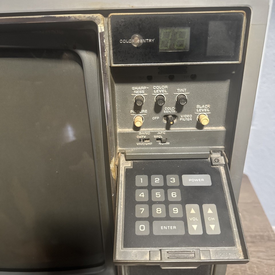 Retro 1986 White Zenith B1996W System 3 19" Color Sentry CRT TV - Turns ...