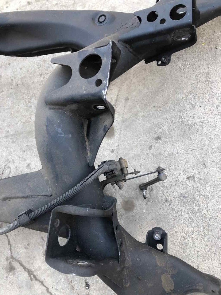 2001 - 2006 LEXUS LS430 Sedan Rear Suspension Undercarriage Crossmember ...