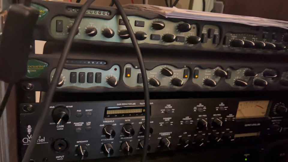 FOCUSRITE Green VOICEBOX: pre-amp,compressor, De-esser, low/mid/high eq ...