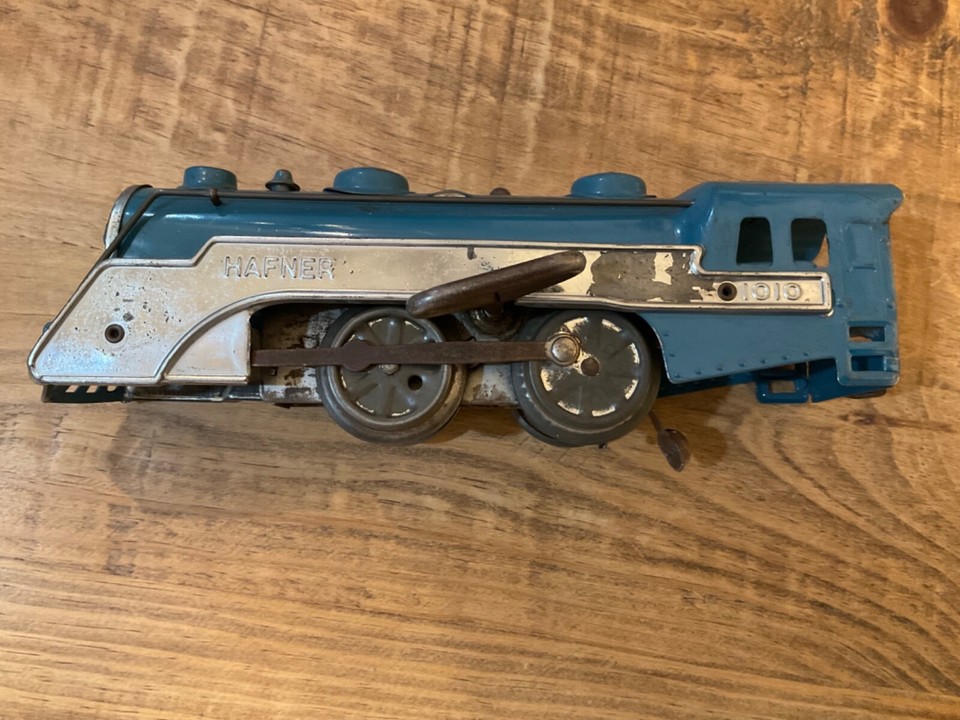 HAFNER Wind up Train 1010 (w/ KEY) includes 3 cars and 16pcs of track ...