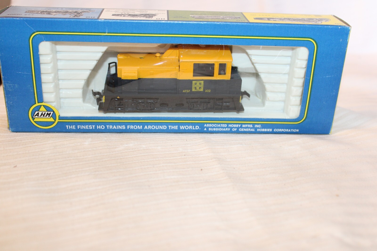 HO Scale AHM, MDT Diesel Switcher, Santa Fe, Blue, #332 BNOS | eBay